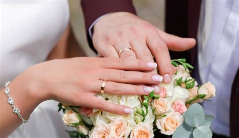 Весільний тренд 2025 року дизайнер назвав найпопулярніший колір вбрання наречених Читайте на