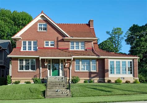 Большой дом красного кирпича с крышей красной плитки Стоковое Изображение изображение