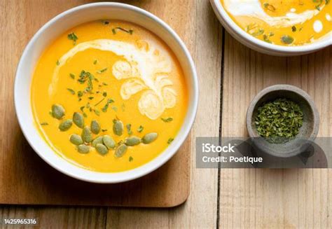 나무 배경에 크림 호박 씨앗 파슬리가 들어간 노란색 호박 수프 공간을 복사합니다 상단 보기 0명에 대한 스톡 사진 및 기타 이미지 Istock