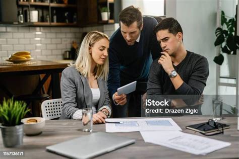 자신의 부동산 에이전트와 디지털 태블릿을 사용하여 젊은 부부 고객에 대한 스톡 사진 및 기타 이미지 고객 가정 생활 3 명 Istock