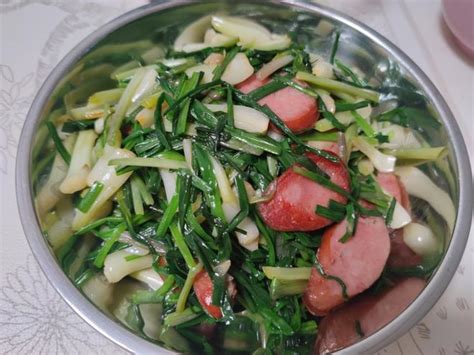 【荞头炒红肠的做法步骤图，荞头炒红肠怎么做好吃】草莓芒果菠萝冰下厨房