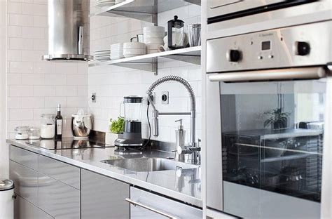 청주인테리어프로방스 깔끔한 인테리어 주방에 세련된 메탈컬러의 주방가구가 들어가고 타일을 화이트컬러로