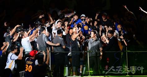 [포토] 스테판 커리 팬들과 즐거운 셀카