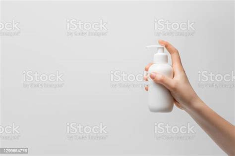 가벼운 배경에 여성의 손에 액체 핸드 크림 한 병 디스펜서가 있는 화이트 병 잘 손질된 손 자연스러운 짧은 손톱 개념에 대한 스톡 사진 및 기타 이미지 Istock