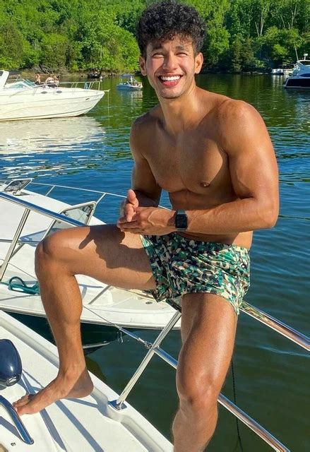 Shirtless Male Muscular Bare Foot Boat Jock Beefcake Big Smile Photo 4x6 B1310 Eur 3 59
