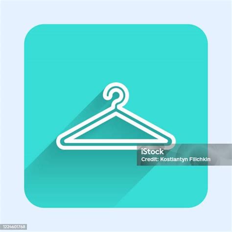 긴 그림자로 고립 된 흰색 라인 옷걸이 옷장 아이콘입니다 은폐실 아이콘입니다 옷 서비스 기호입니다 세탁 행거 표지판입니다 녹색 사각형 버튼입니다 벡터 일러스트레이션 0명에