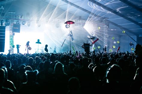 무료 이미지 군중 사람들 환대 음악회 록 콘서트 행사 하늘 공개 이벤트 단계 공연 예술 청중 음악 회장