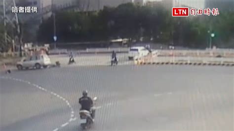 保齡球式衝撞！休旅車22日疑闖紅燈 連撞3機車2人傷（讀者提供）─影片 Dailymotion
