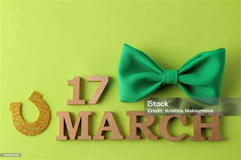 성 패트릭의 날 축하 녹색 나비 넥타이와 말굽과 밝은 녹색 배경에 3월 17일 텍스트 위에서 본 모습 3월에 대한 스톡 사진 및 기타 이미지 Istock