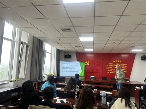 学习贯彻习近平新时代中国特色社会主义思想主题教育——外国语学院首届英语文化月系列讲座启幕 外国语学院