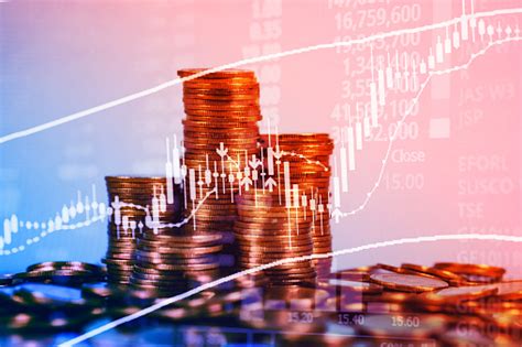 금융 비즈니스 및 투자자 분석 개념에 대 한 주식 시장 스크린 차트 보드와 촛불 막대기와 동전 스택의 이중 노출 0명에 대한 스톡 사진 및 기타 이미지 Istock