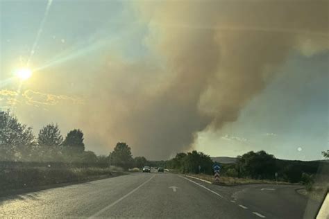 Спешно търсят доброволци за пожара край Костинброд горят къщи Снимки
