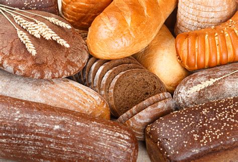 갓 구운된 호 밀 그리고 밀 빵 테이블에 전체 및 슬라이스 빵 0명에 대한 스톡 사진 및 기타 이미지 0명 건강한 생활방식 견과 Istock