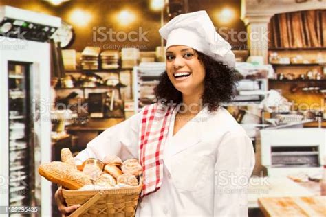 1 인허리 까지아름 다운 곱슬 머리 아프리카 민족아프리카 계 민족젊은 여성한 젊은 여자 전용 베이커사진소매 직업 휴식매장소매에 서 있는 카메라초상화를 보고 2015년에 대한