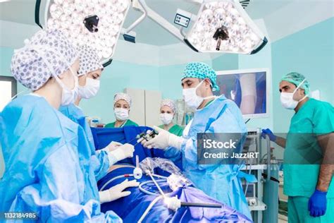 수술 실에서 수술을 수행 하는 집중 외과의 가린 얼굴에 대한 스톡 사진 및 기타 이미지 가린 얼굴 간호사 건강 진단