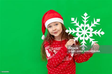 겨울 옷산타클로스 모자와 빨간 스웨터를 입은 행복한 어린 소녀는 커다란 눈송이와 미소 텍스트 공간이 있습니다 6 7 살에 대한 스톡 사진 및 기타 이미지 Istock