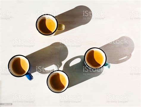 커피의 컵 태양이 긴 그림자를 투사 한 테이블에 에스프레소 4 컵 커피 마실 것에 대한 스톡 사진 및 기타 이미지 커피 마실 것 탁자 화창한 Istock