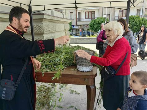 Цветница е хиляди бургазлии са пред храмовете за върбови клонки