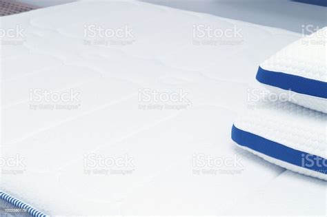 퀼트 매트리스의 정형 외과 베개 수면과 휴식을 위한 편안한 침대 베개에 대한 스톡 사진 및 기타 이미지 베개 인간 척추 가구 Istock