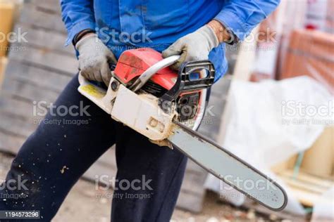 야외 마당에서 가을이나 겨울 날에 전기 톱을 들고있는 남자의 중간 부분 날에 대한 스톡 사진 및 기타 이미지 날 남자 동력 사슬톱 체인 Istock