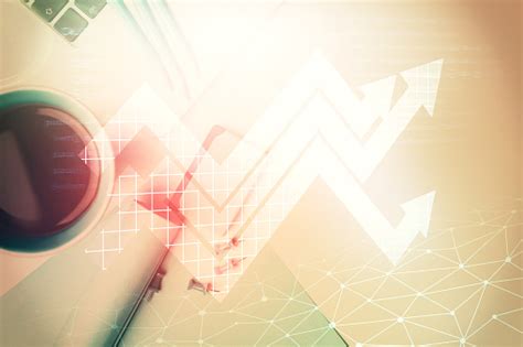 바탕 화면 배경의 컴퓨터를 통해 화살표 홀로그램 도면 맨 위 보기입니다 이중 노출 성장의 개념 개념에 대한 스톡 사진 및 기타