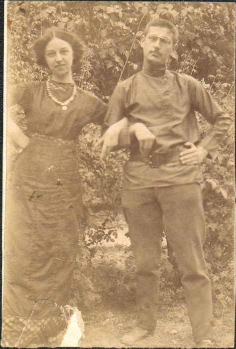 Фото Петр Алексеев с девушкой в саду дома Алексеевых 1908 1910 г Ташкент История России