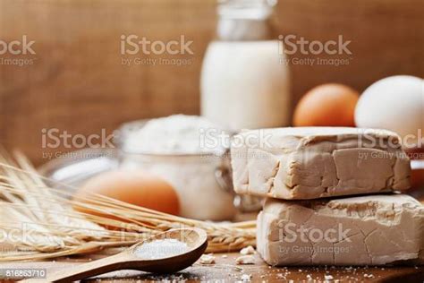 신선한 효 모 고 나무 식탁에 제빵에 대 한 재료 빵 또는 피자를 준비 갈색에 대한 스톡 사진 및 기타 이미지 갈색 고풍