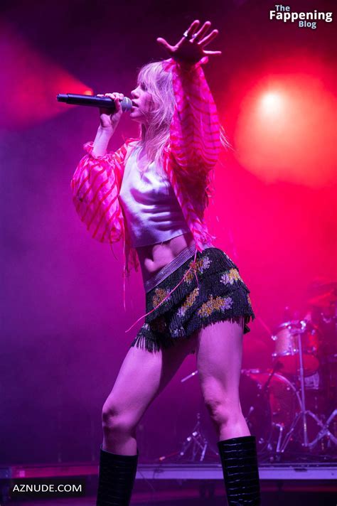 Suki Waterhouse S Sexy Braless Performance At Bonnaroo Music Arts