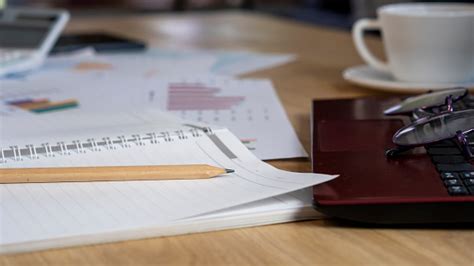 의제 플래너 책 노트북 연필 사무실 책상에 커피 장소 한 잔 주최자가 시간표 일일 약속 및 관리 업무를 현장에서 계획할 수 있는