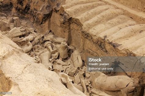 테라코타 육군 또는 그들의 원래 상태로 출토 진 시 황 릉의 210기원전 209 년의 때에 테라의 코타의 전사 Empire에