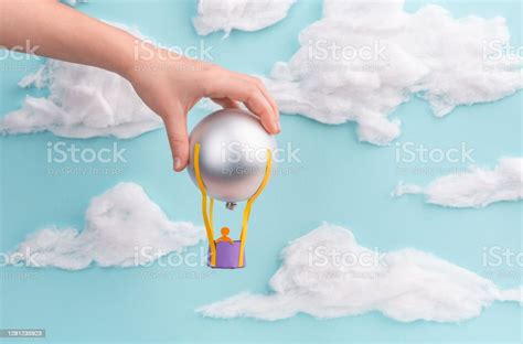 푸른 흐린 하늘에 손으로 만든 에어로 스타트와 함께 노는 아이 남자에 대한 스톡 사진 및 기타 이미지 남자 놀기 미국 Istock