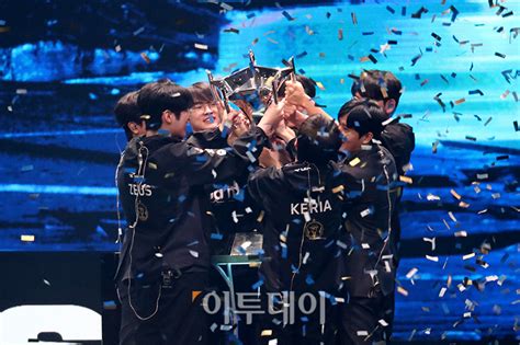 [포토] 롤드컵 한국 우승…기뻐하는 T1 이투데이