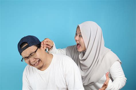 무슬림 부부는 갈등을 겪고 남편은 그의 아내 개념을 두려워 2명에 대한 스톡 사진 및 기타 이미지 2명 가족 간통 Istock