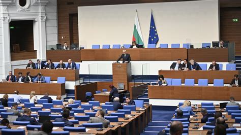 Народното събрание ще гласува вотът на недоверие за провал в сектор околна среда и води в петък