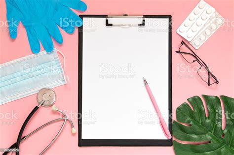 분홍색 배경에 의료 클립 보드 청진기 몬스터 시트 고글과 얼굴 방패 복사 공간 헤더 레이아웃이 있는 의료 배너 템플릿입니다 건강 관리 및 의료 개념 개념에 대한 스톡 사진