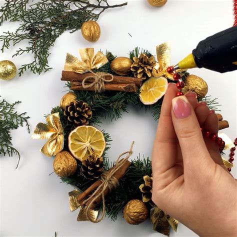 Як зробити новорічний вінок своїми руками 2021 майстер клас ідеї фото