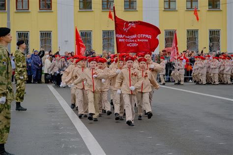 На Театральной площади впервые прошел юнармейский парад