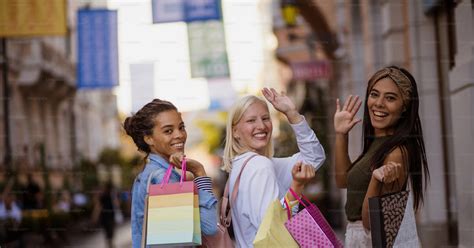 쇼핑백을 들고 거리에 있는 세 명의 여성 사진 Unsplash의 가방 이미지