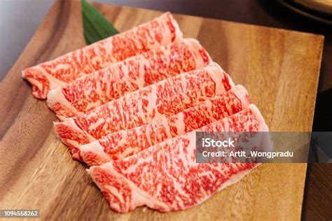 사각 나무 접시에 높은 차 돌 박이 텍스처와 프리미엄 드문 조각 와규 A5 쇠고기 스키야키와 샤 브 샤 브에 대 한 봉사 야키니쿠에 대한 스톡 사진 및 기타 이미지 Istock