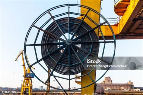 항구 지역에서 항구 크레인 전기 케이블이 감겨 있는 큰 바퀴 강철에 대한 스톡 사진 및 기타 이미지 강철 실패 제작물 철사 Istock