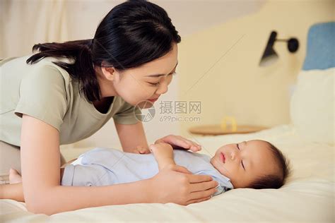 年轻妈妈哄婴儿宝宝睡觉高清图片下载 正版图片501776545 摄图网