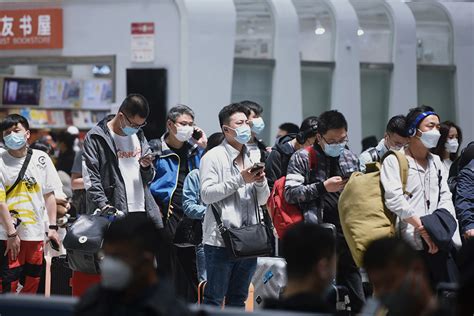 图集 全民战疫五一小长假启动天气渐热出行不忘戴口罩 快看 澎湃新闻 The Paper