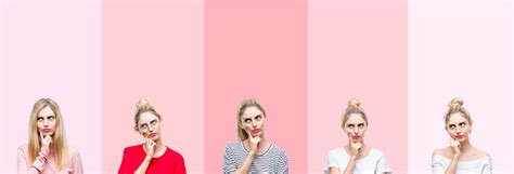 젊은 아름 다운 금발 여자의 콜라주는 문제에 대해 생각 하는 턱에 손으로 생생한 화려한 빈티지 핑크 고립 된 배경 위에 잠겨있는 표현 사려 깊은 얼굴로 웃 고 있습니다