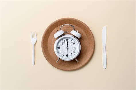 노란색 배경에 종이 일회용 접시에 알람 시계 패스트 푸드 배달의 개념 0명에 대한 스톡 사진 및 기타 이미지 0명 개념 계획 Istock