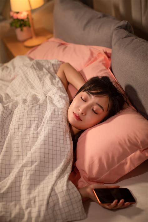 잘 때 손 올리는 이 자세 편하다면… 척추에 문제 있을 수도