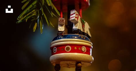 크리스마스 트리에 매달려 있는 크리스마스 장식품 사진 Unsplash의 무료 크리스마스 이미지