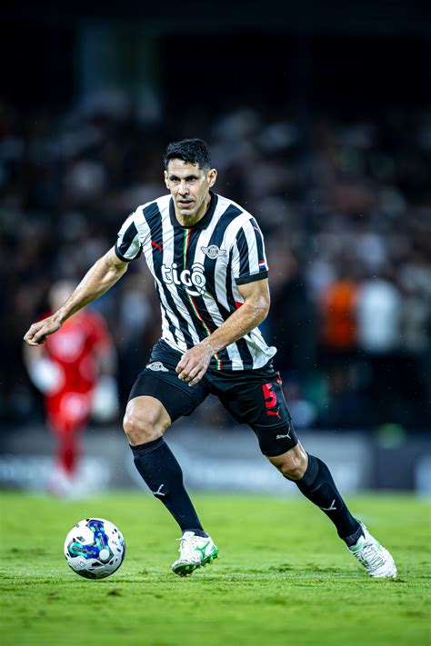 게임 경기장 경쟁 골 골키퍼 공 놀이 단체 스포츠 달리는 들판 매치 블루 저지 빨간 저지 선수 숫자 10 스포츠 아마추어 액션 야외에서