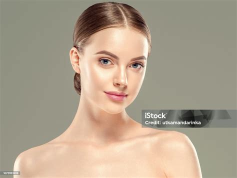 Naturzl 메이크업 여자 초상화 아름다움 건강 한 피부 관리 개념 가리키기에 대한 스톡 사진 및 기타 이미지 가리키기 갈색 머리 건강관리와 의술 Istock