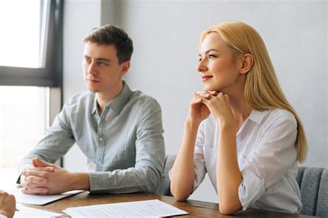 백인 Hr 남성과 여성 관리자가 창문 근처 책상에 앉아 알아볼 수 없는 남성 구직자를 인터뷰하는 초상화 20 29세에 대한 스톡