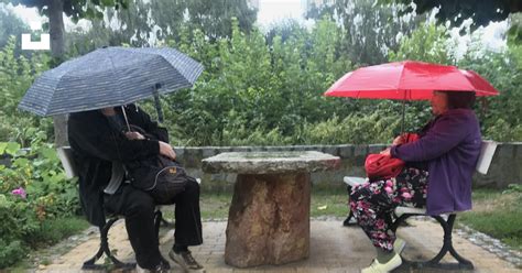 우산 아래 벤치에 앉아있는 세 사람 사진 Unsplash의 무료 말하는 사람들 이미지